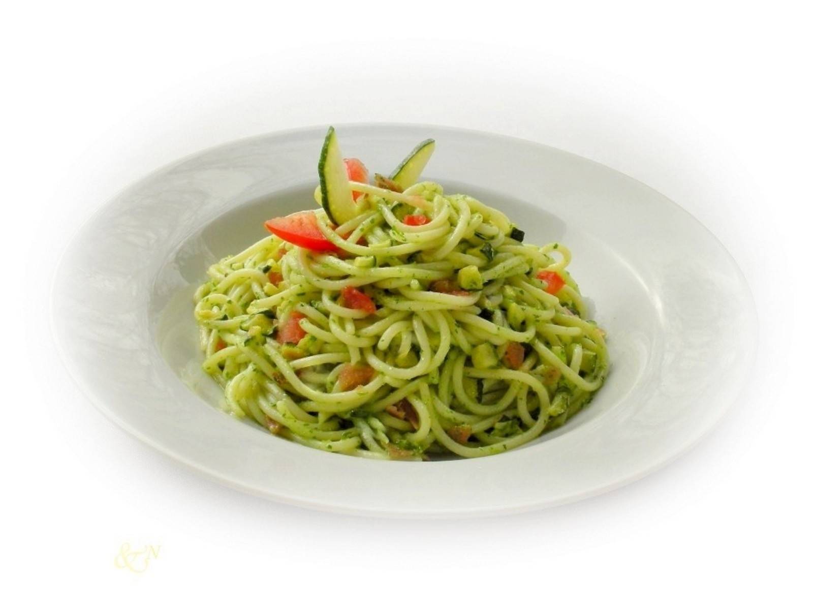 Spaghetti mit Zucchini und Basilikum-Pesto Rezept - ichkoche.de