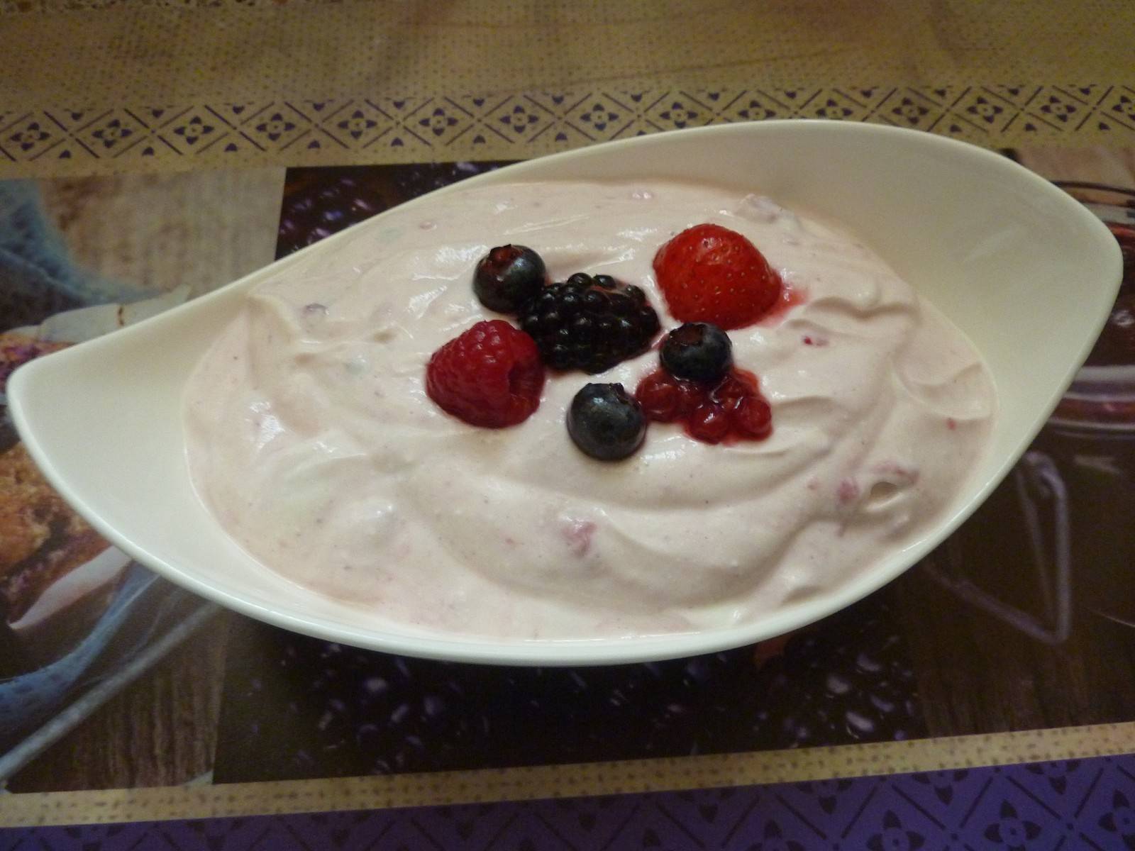 Topfencreme mit Früchten Rezept - ichkoche.ch