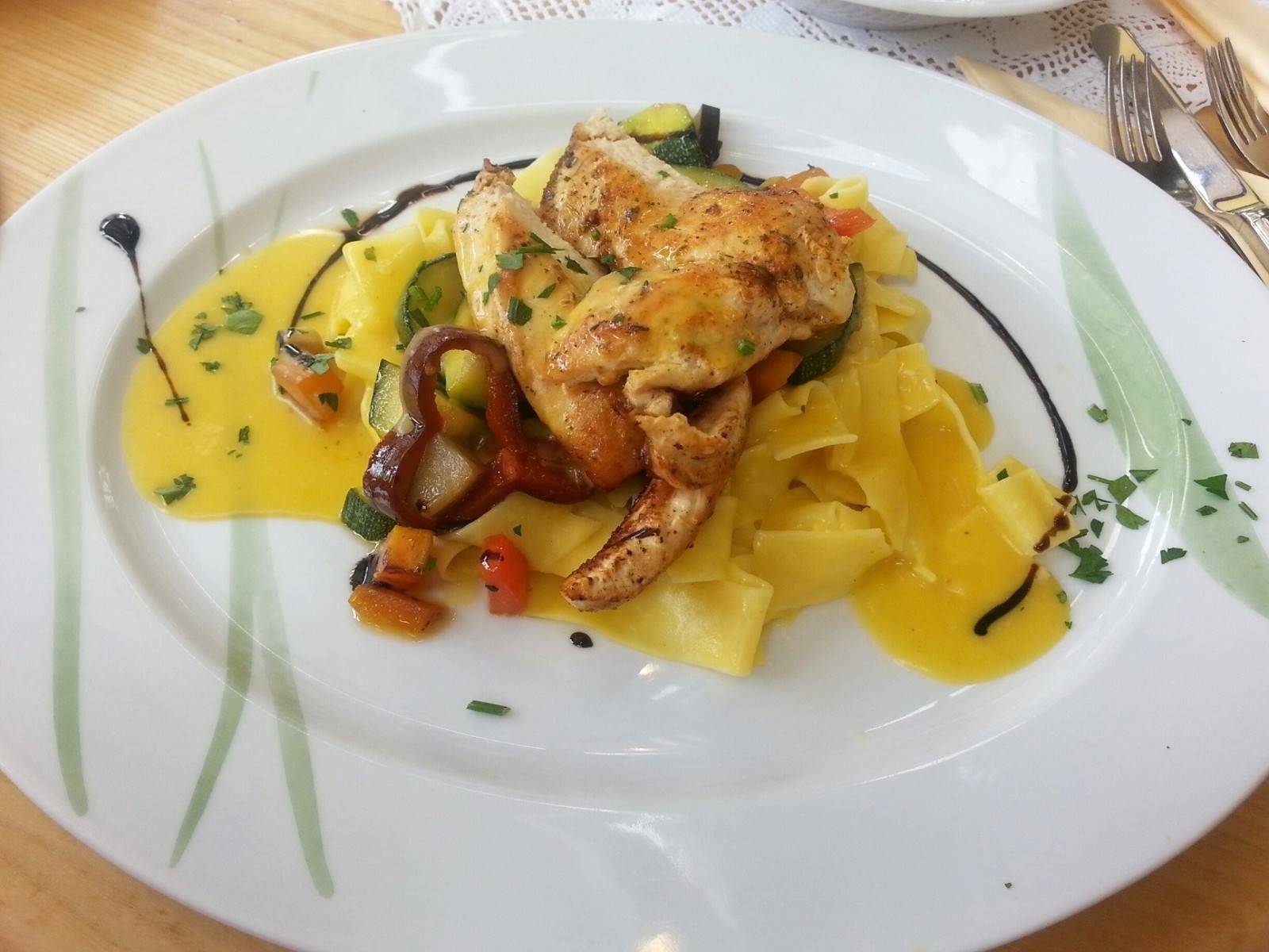 Gebratenes Huhn mit Senf-Specksauce und Nudeln Rezept - ichkoche.at