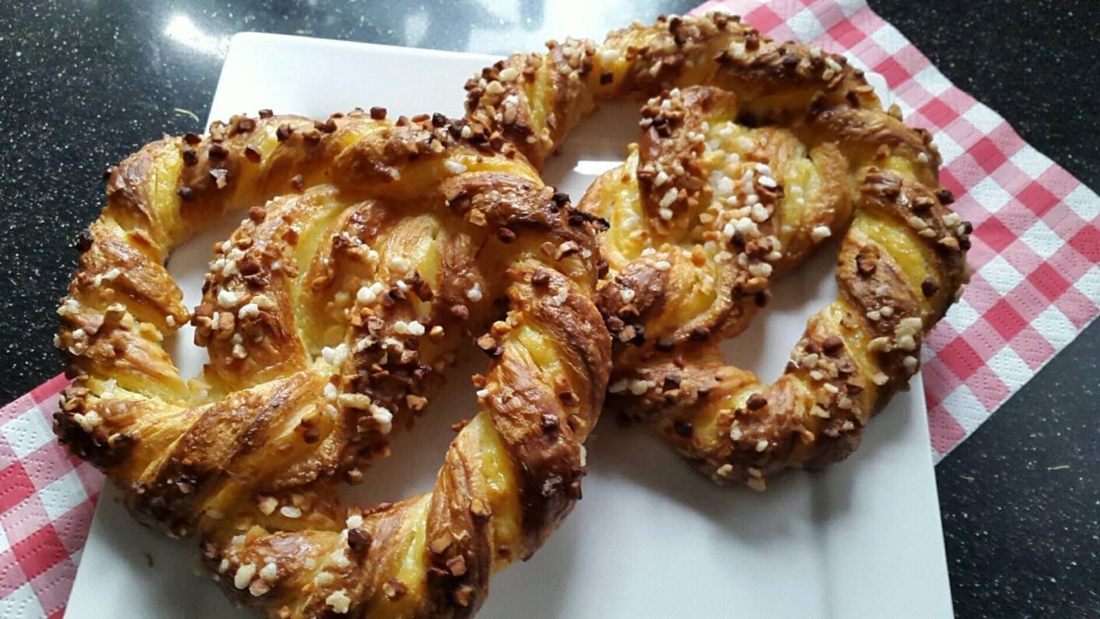 Süße Brezeln Rezept - ichkoche.de