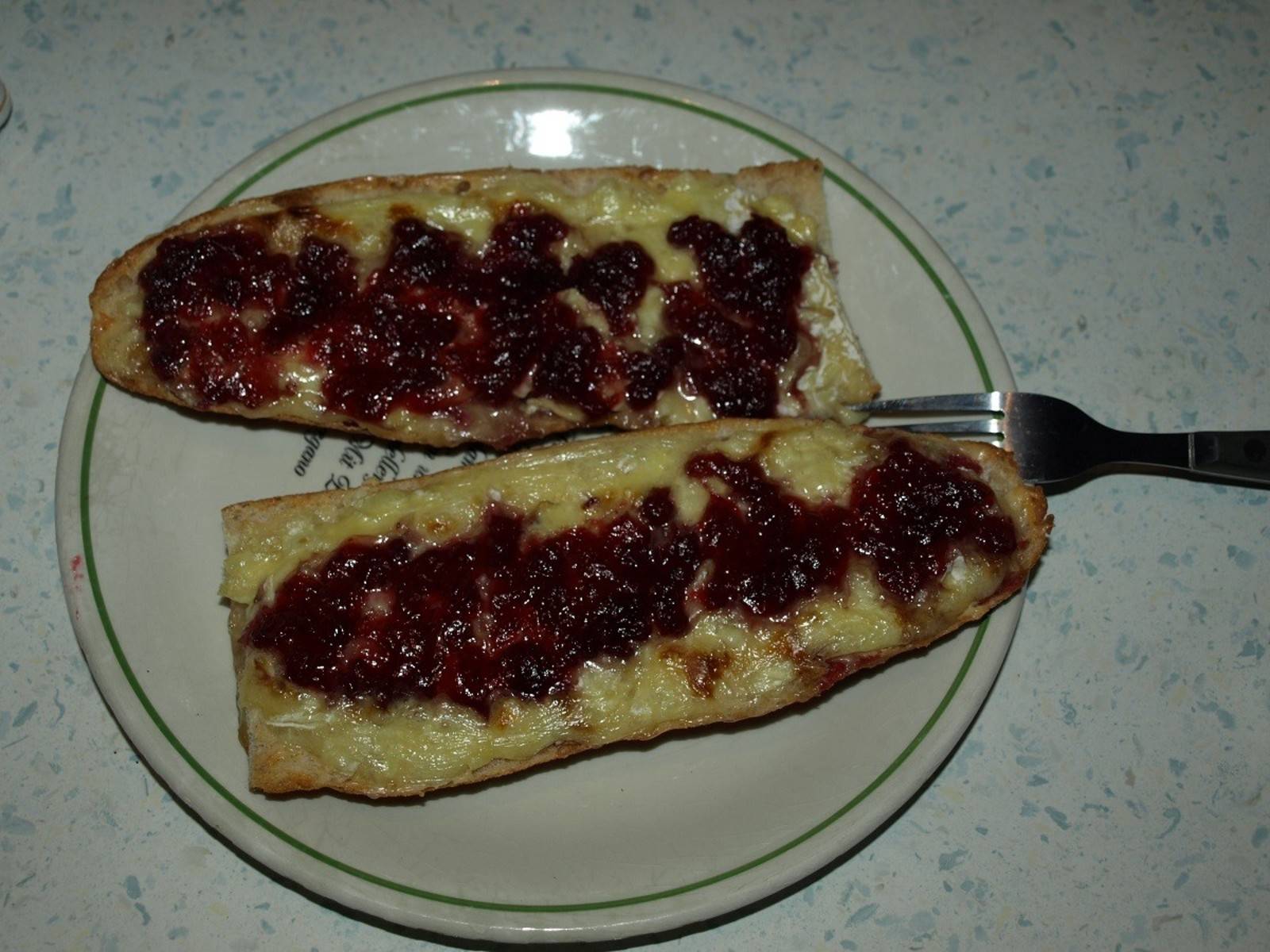 Camembert-Preiselbeer-Baguette Rezept - ichkoche.de